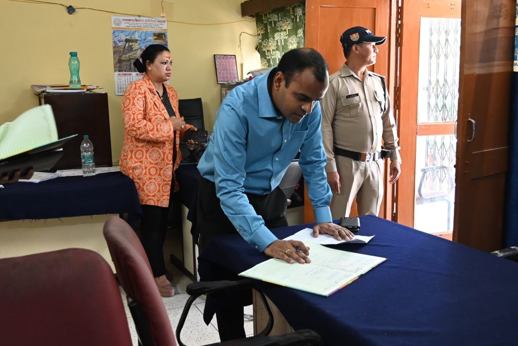 District Magistrate Mayur Dixit did a surprise inspection in Chamba